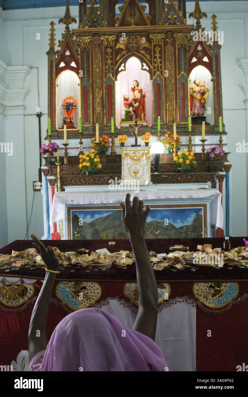 Altar in Malayattur Kurussumudi church dedicated to Saint Thomas ...