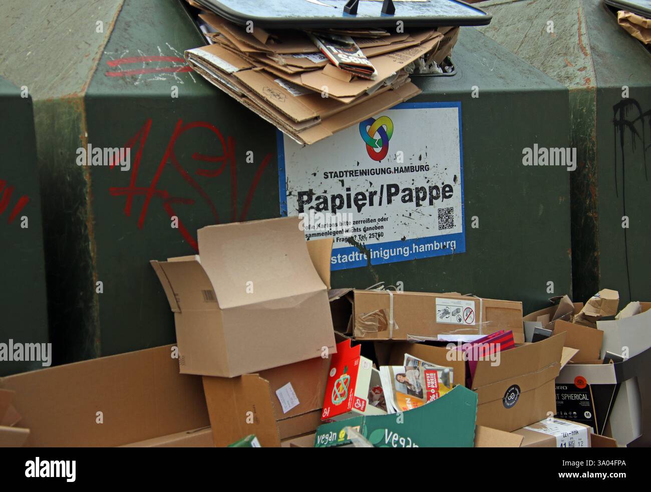 Volle Container und Stapel von Altpapier davor: Folgen des Warnstreiks ...