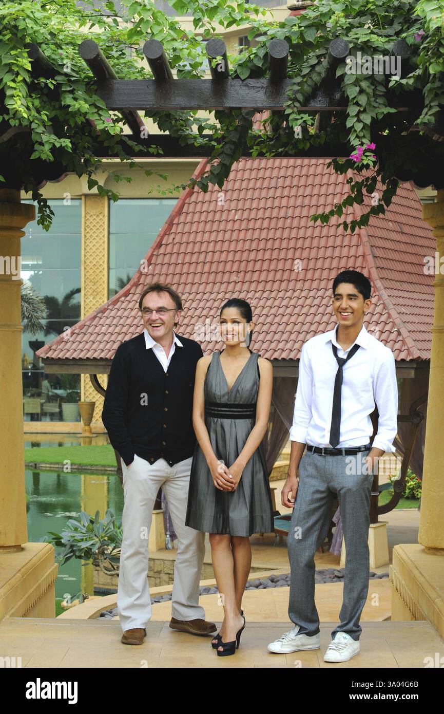 Director of slumdog millionaire danny boyle with actor dev patel and ...