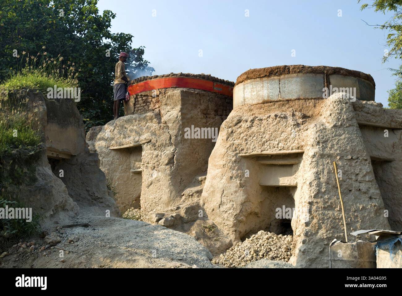Sunnambu kalavai lime kiln at Pollachi, Coimbatore, Tamil Nadu, India ...