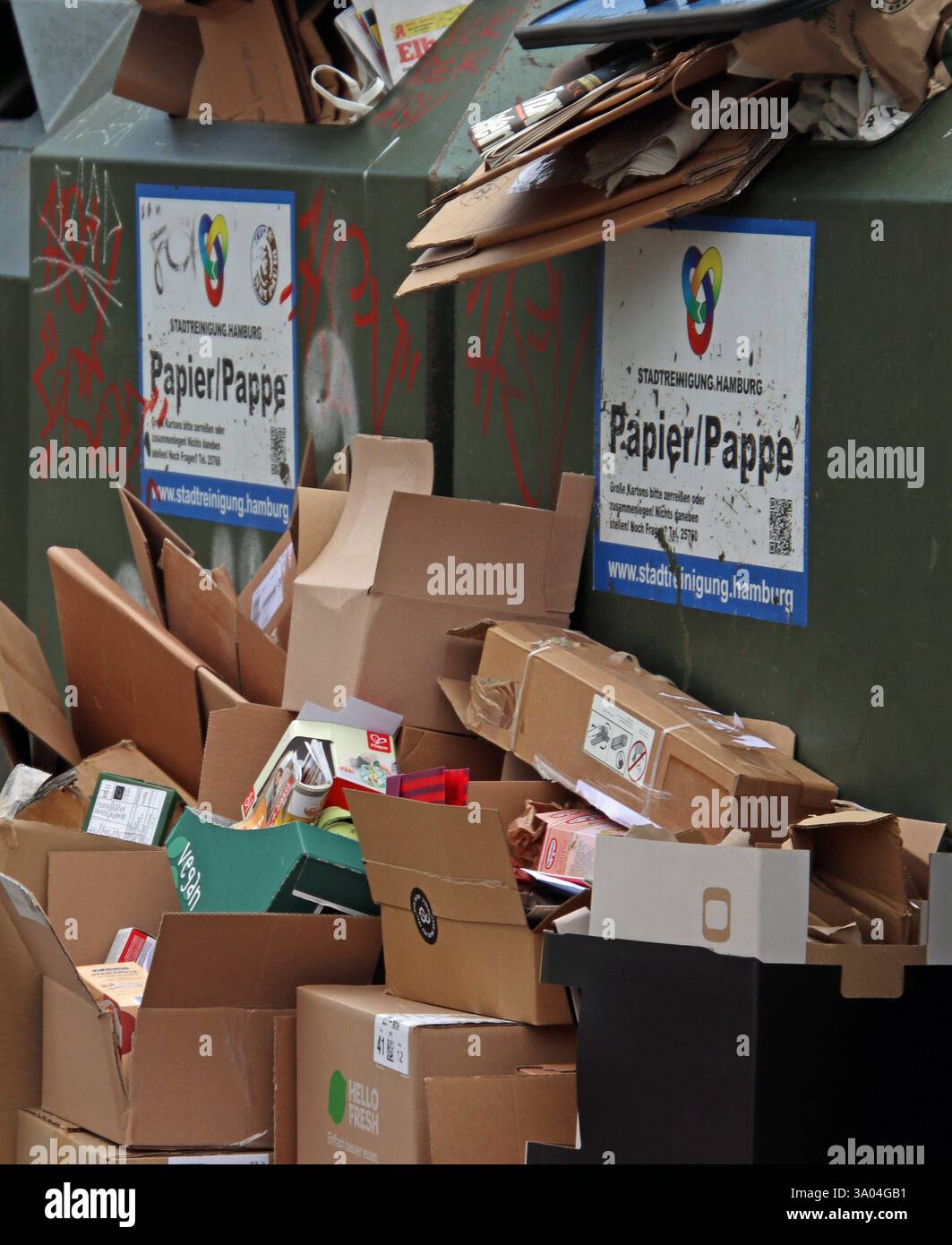 Volle Container und Stapel von Altpapier davor: Folgen des Warnstreiks ...
