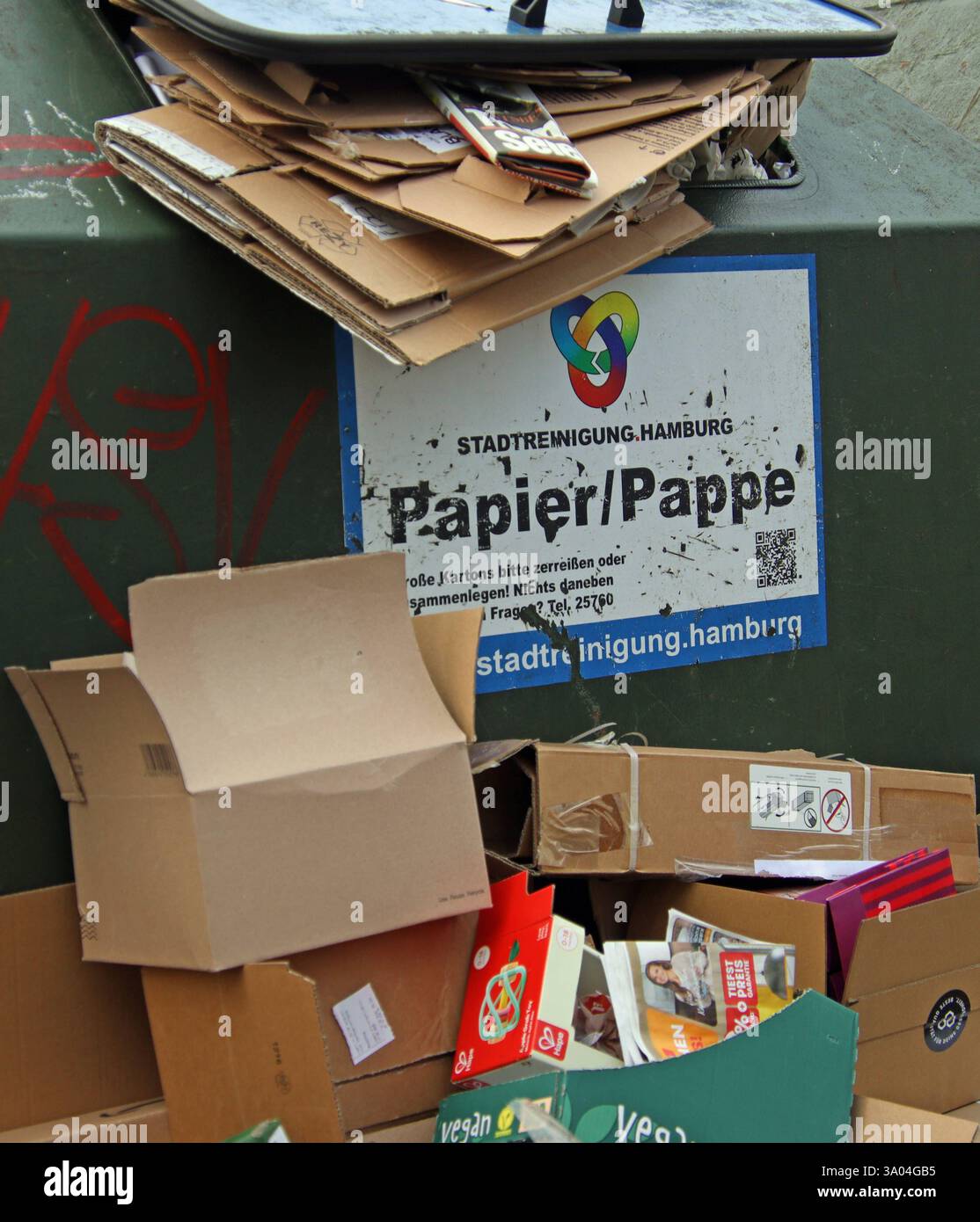 Volle Container und Stapel von Altpapier davor: Folgen des Warnstreiks ...