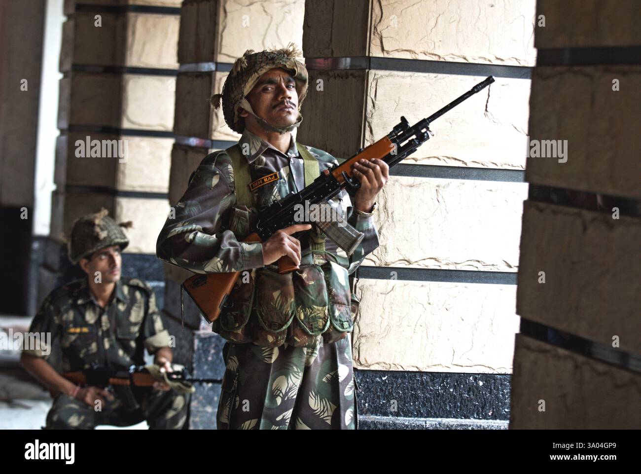 Commandos outside Taj Mahal hotel after terrorist attack by deccan ...