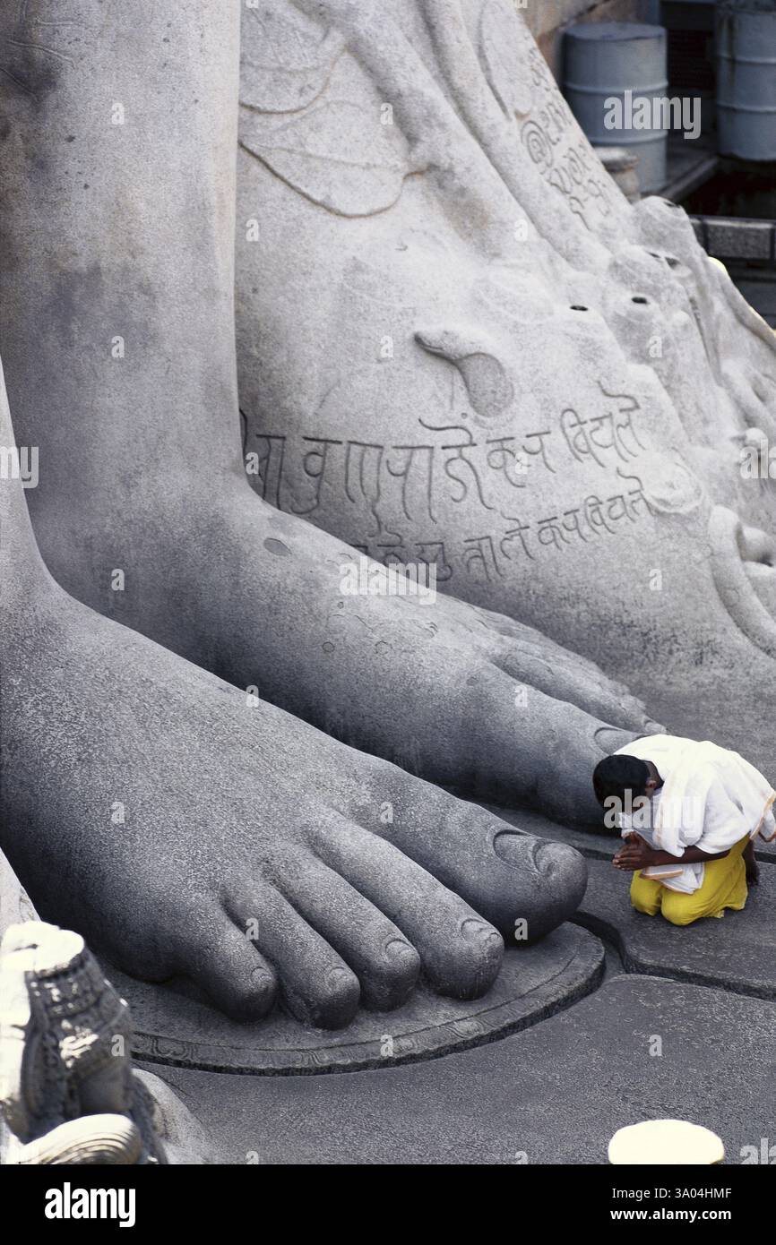 Pujari praying before statue of Bahubali, Sravanbelgola, Karnataka ...