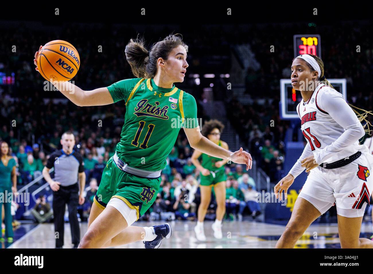 Notre Dame guard Sonia Citron (11) tracks down the ball as Louisville ...