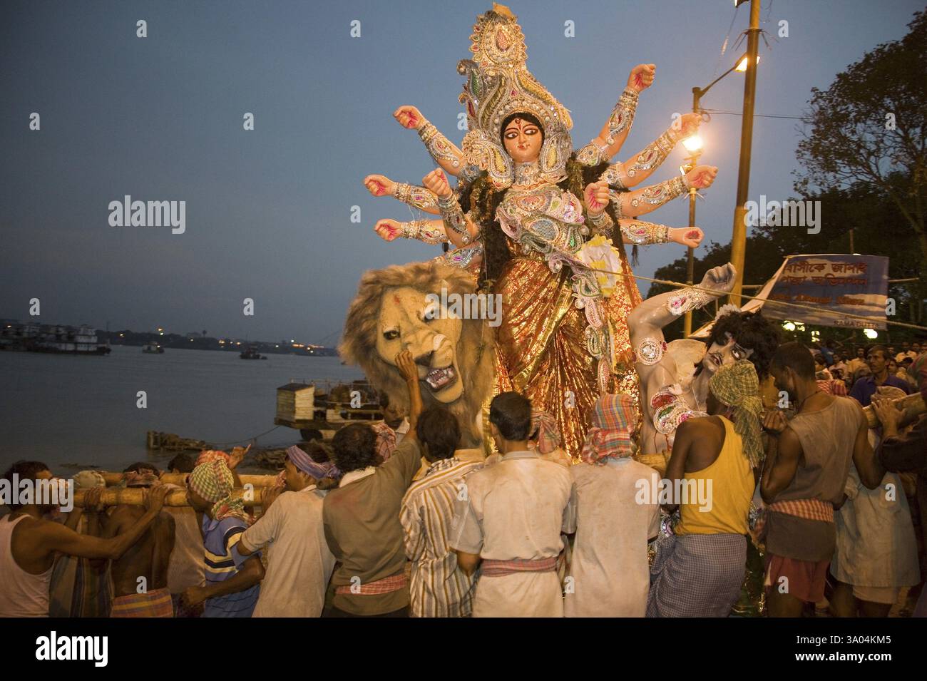 Farewell of the Durga Idol into the water of River Hooghly - Visarjan ...