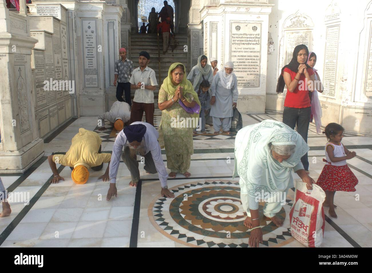 Sikh praying at golden temple, Amritsar, Punjab, India, Asia Stock ...