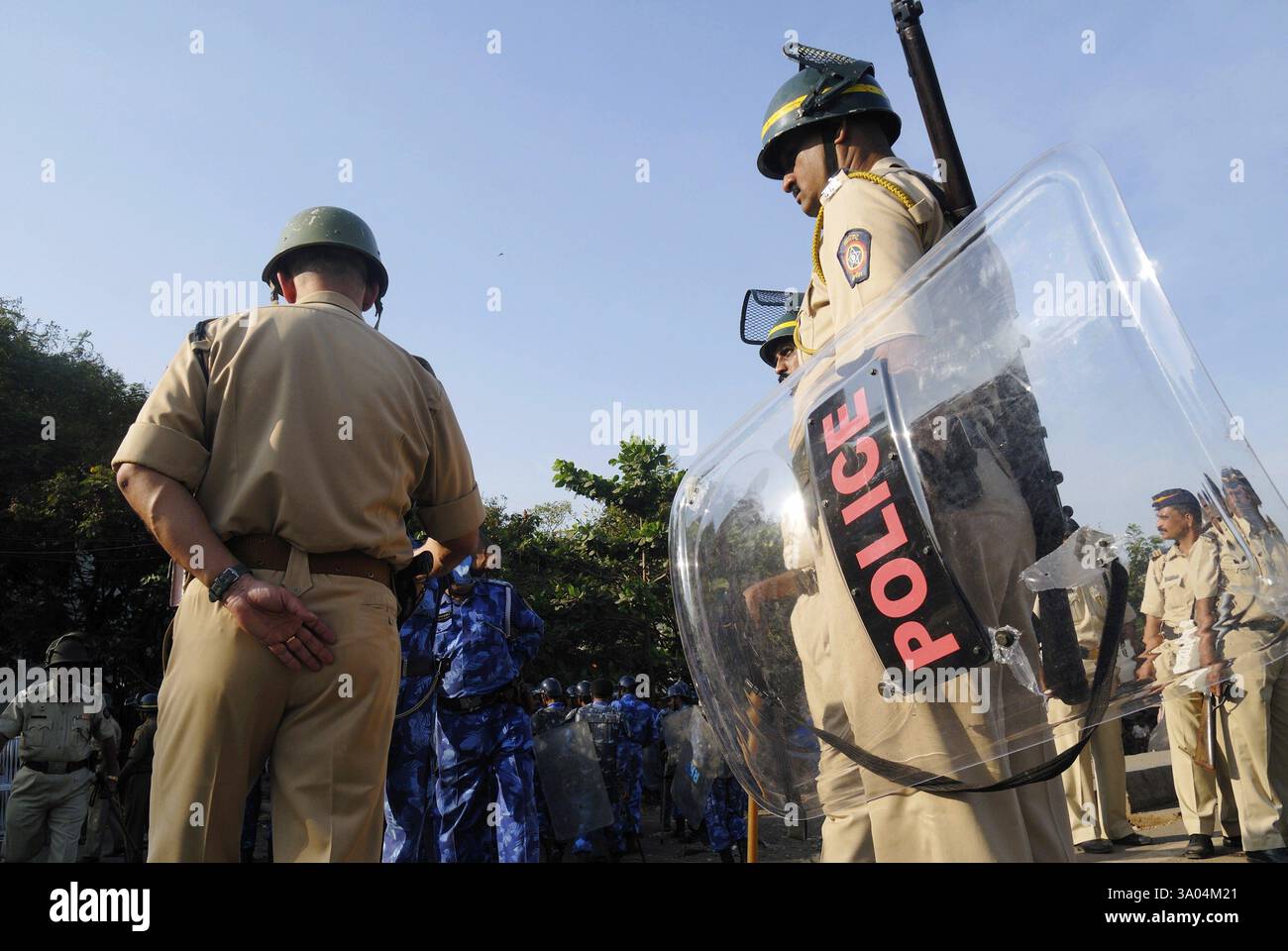 Police back view india hi-res stock photography and images - Alamy