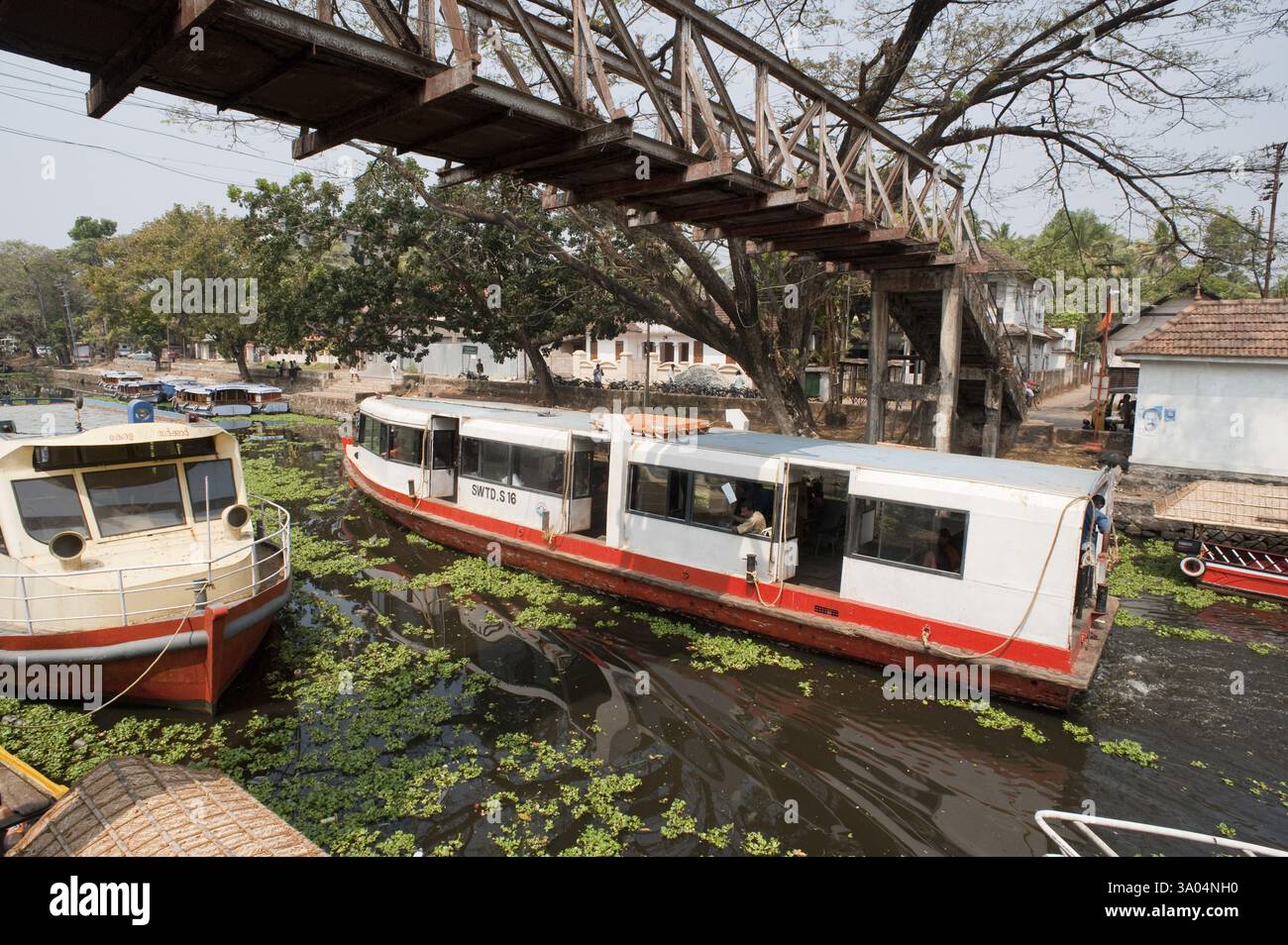 Boat traffic backwaters kerala hi-res stock photography and images - Alamy
