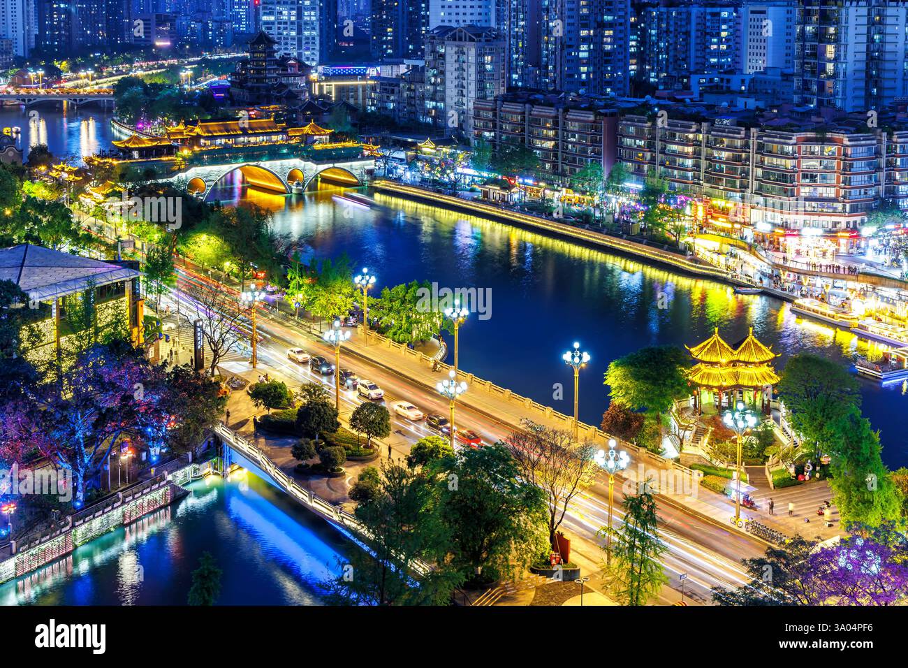Chengdu Skyline mit Anshun Brücke über Fluss Jin bei Nacht in Chengdu ...