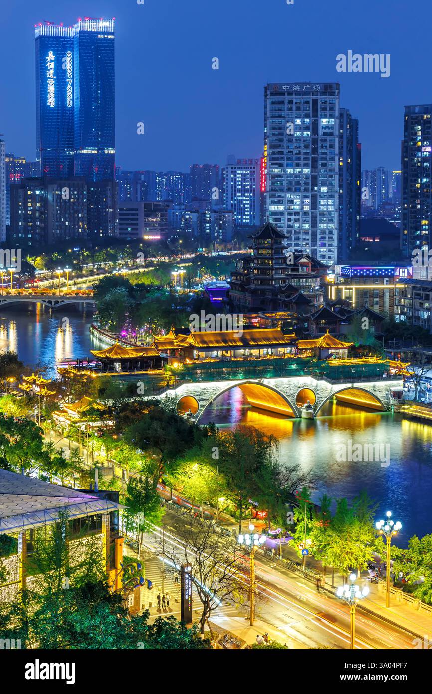 Chengdu Skyline mit Anshun Brücke über Fluss Jin bei Nacht in Chengdu ...