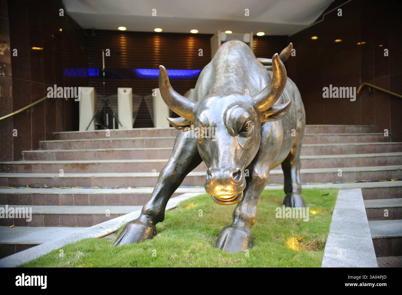 Bronze bull at Bombay Stock Exchange BSE, Bombay Mumbai, Maharashtra ...