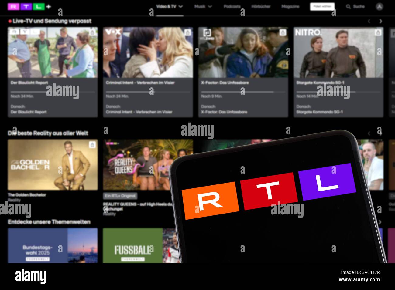 RTL Plus Logo Fernsehsender Streaming Mediathek Website auf einem Handy ...