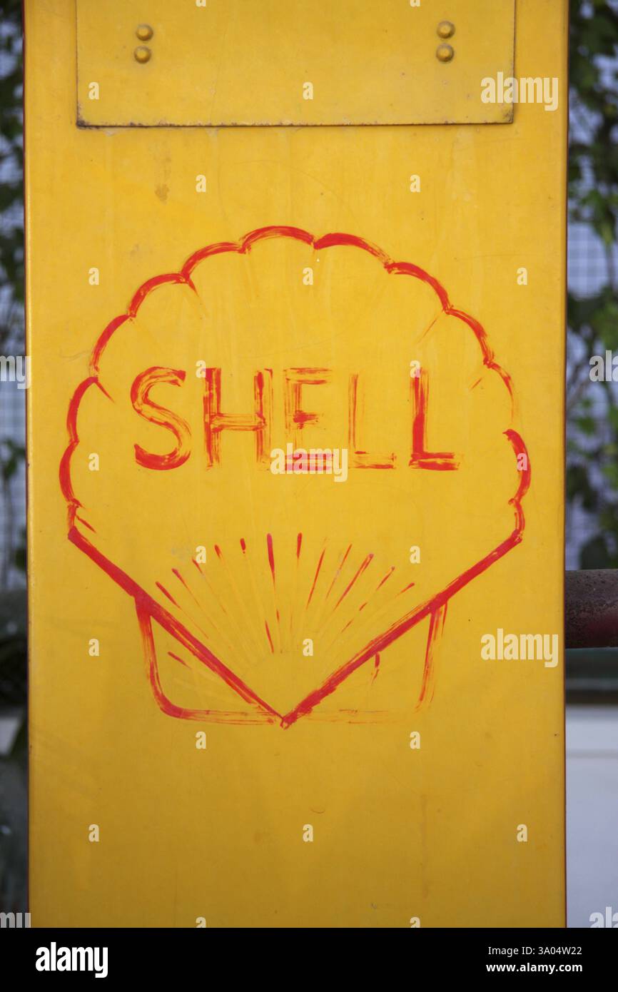 Old Petrol pump by shell, manual petrol pump Stock Photo - Alamy