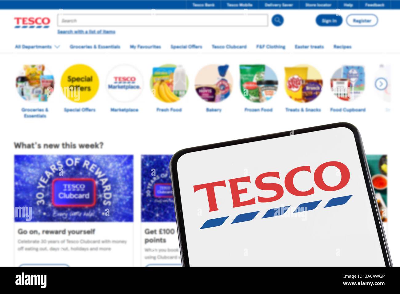 Tesco Supermarkt mit Online-Shop Onlinehandel Ecommerce Logo auf einem ...