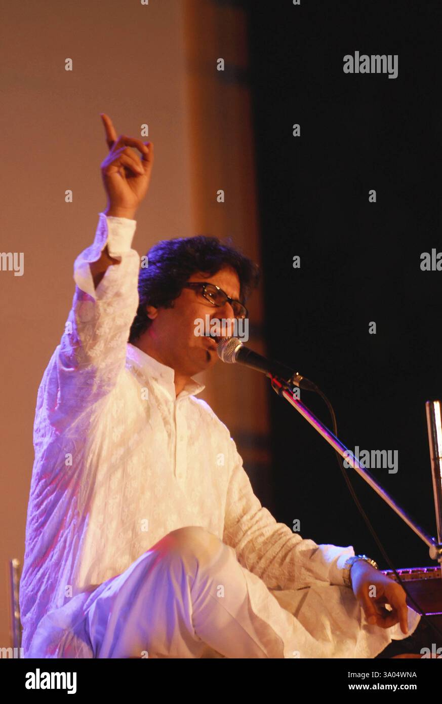 Singer talat aziz at concert, India NO MR Stock Photo - Alamy