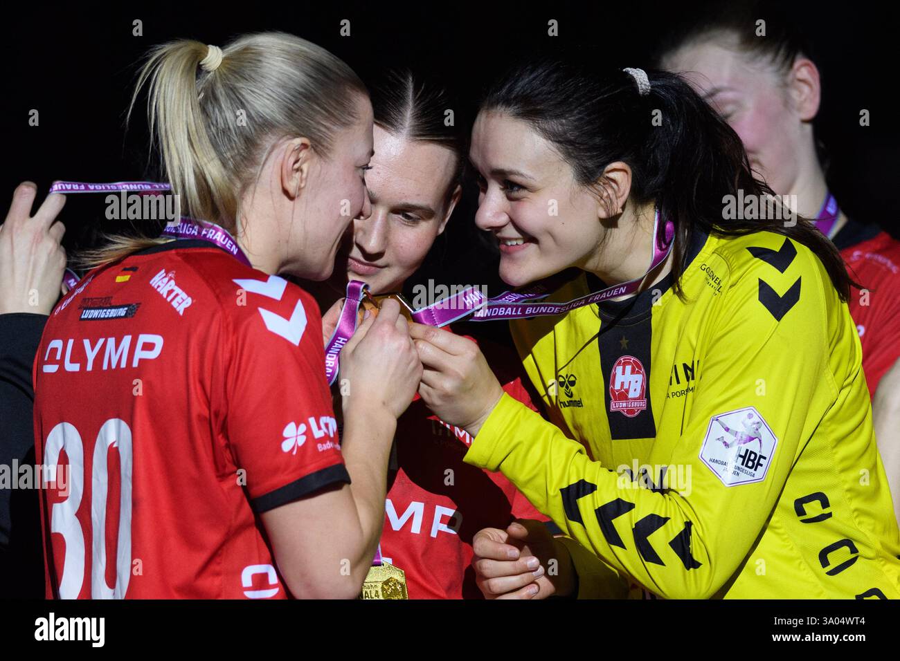 Jenny Behrend (30 HB Ludwigsburg) and Goalkeeper Nicole Roth (16 HB ...