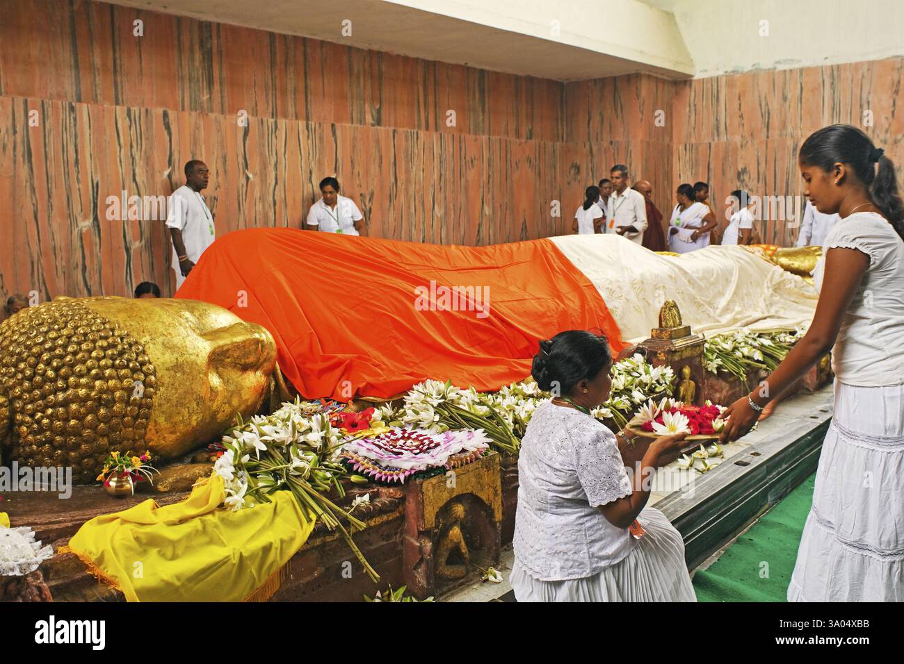 People worshiping statue of Lord Buddha's nirwan Mahaparinirvan ...