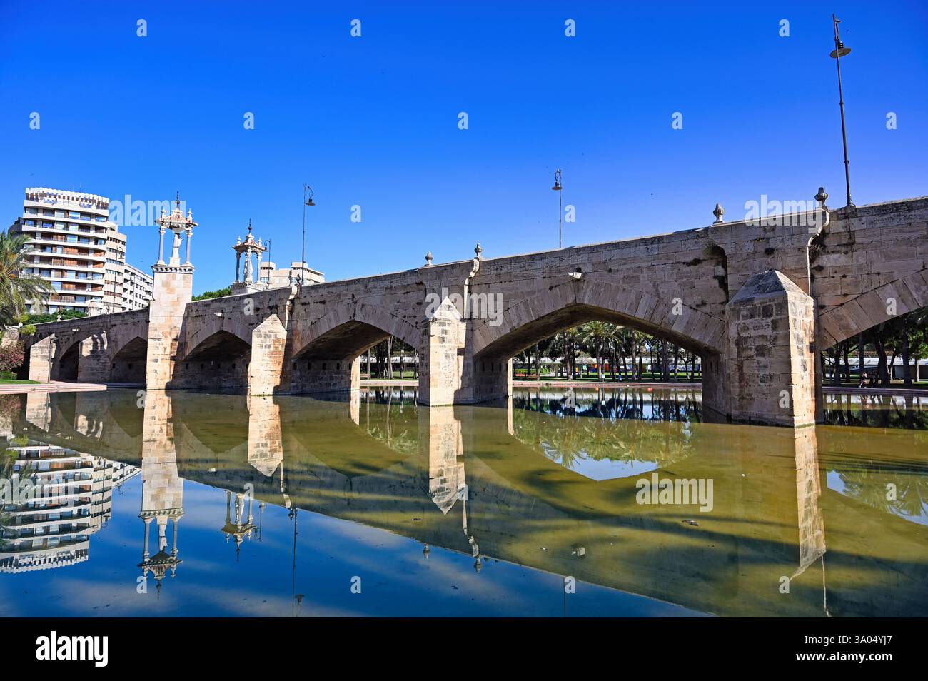 Pont del Mar pedestrian bridge in Valencia, summertime Stock Photo - Alamy