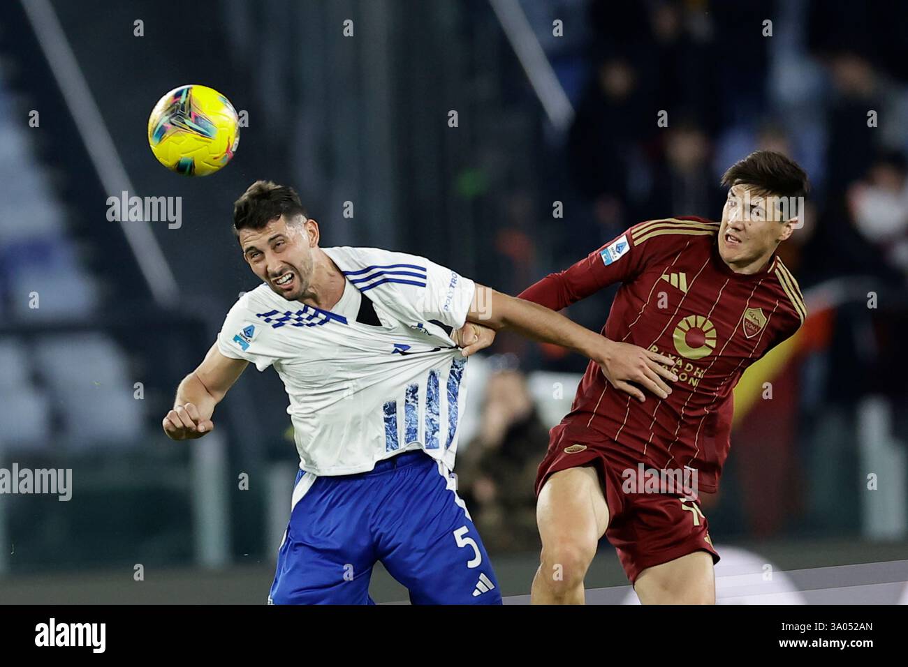 Como’s Italian defender Edoardo Goldaniga challenges for the ball with ...