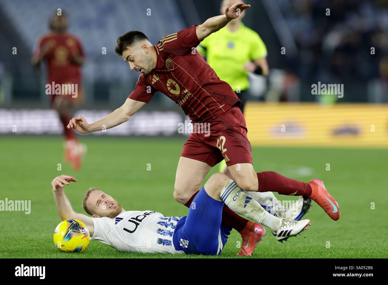 Como’s Croatian defender Ivan Smolcic challenges for the ball with Roma ...