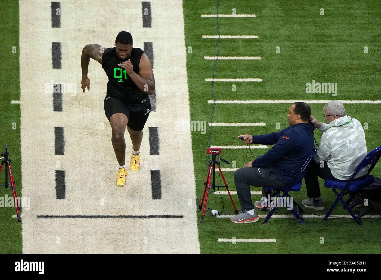 Texas offensive lineman Kelvin Banks Jr. runs in the 40-yard dash at ...