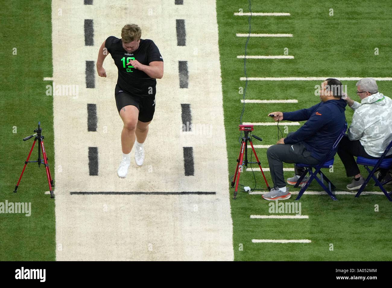 Wisconsin offensive lineman Joe Huber participates in a drill at the ...