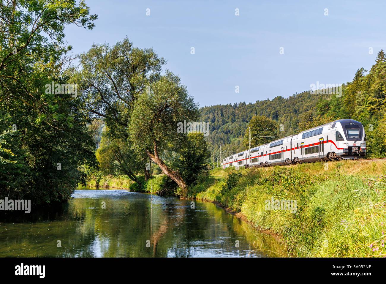 IC2 Zug der Deutsche Bahn DB vom Typ Stadler KISS auf der Gäubahn in ...