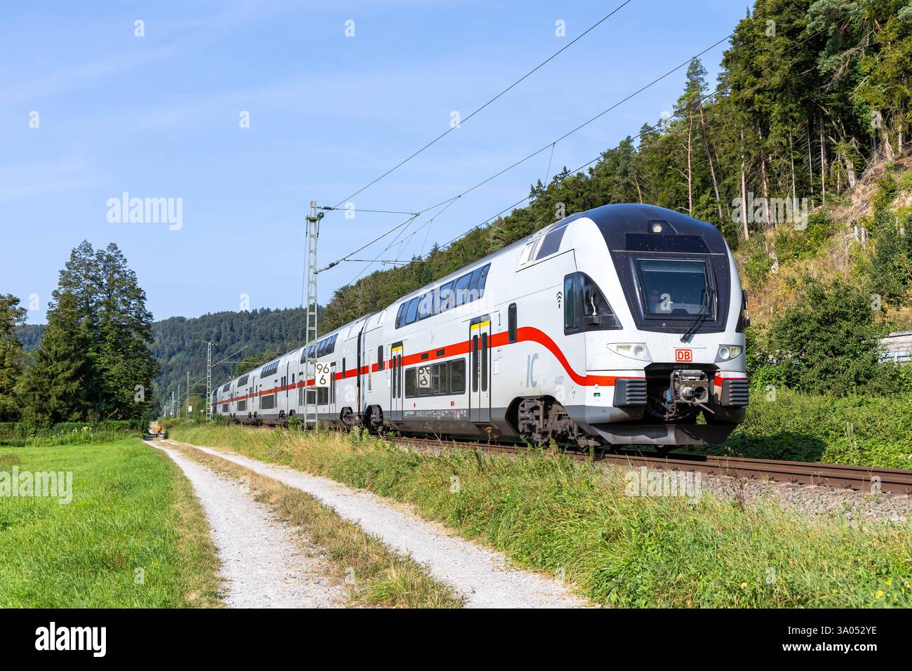 IC2 Zug der Deutsche Bahn DB vom Typ Stadler KISS auf der Gäubahn in ...