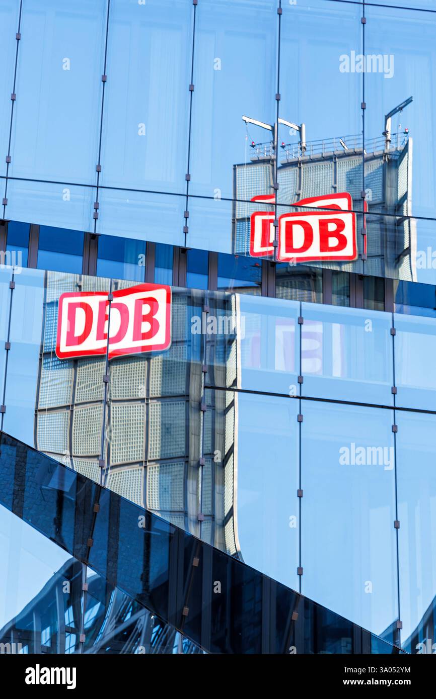 Logo der DB Deutsche Bahn als Spiegelung in einer Hausfassade am ...