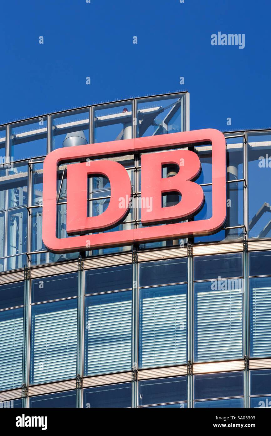 Logo der DB Deutsche Bahn am Bahntower am Potsdamer Platz in Berlin, Deutschland Berlin ...