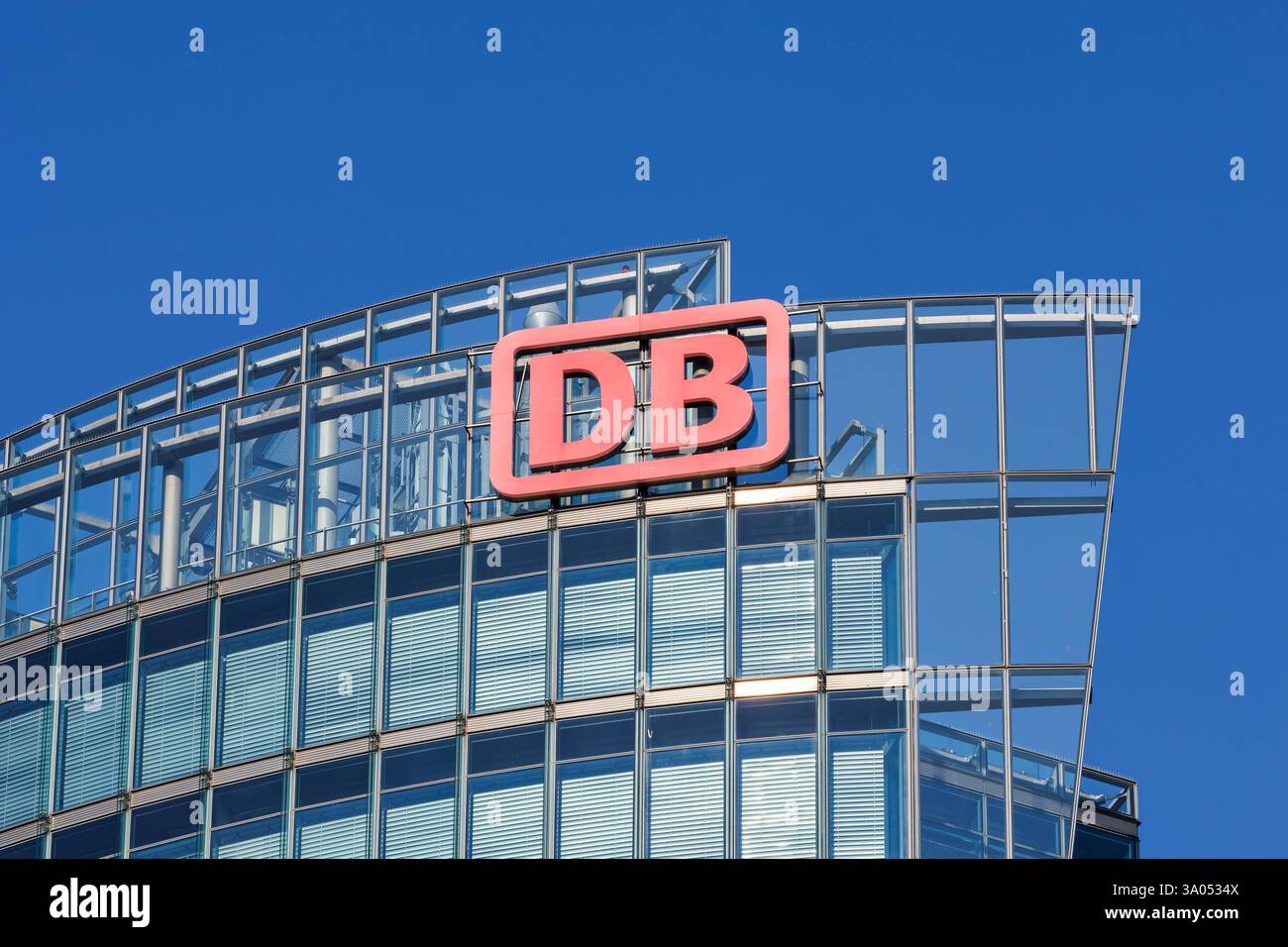 Logo der DB Deutsche Bahn am Bahntower am Potsdamer Platz in Berlin ...