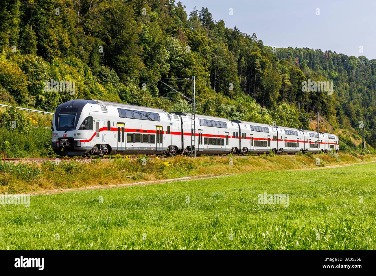 IC2 Zug der Deutsche Bahn DB vom Typ Stadler KISS auf der Gäubahn in ...