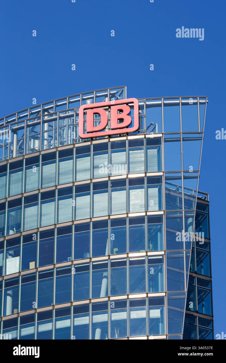 Logo der DB Deutsche Bahn am Bahntower am Potsdamer Platz in Berlin, Deutschland Berlin ...