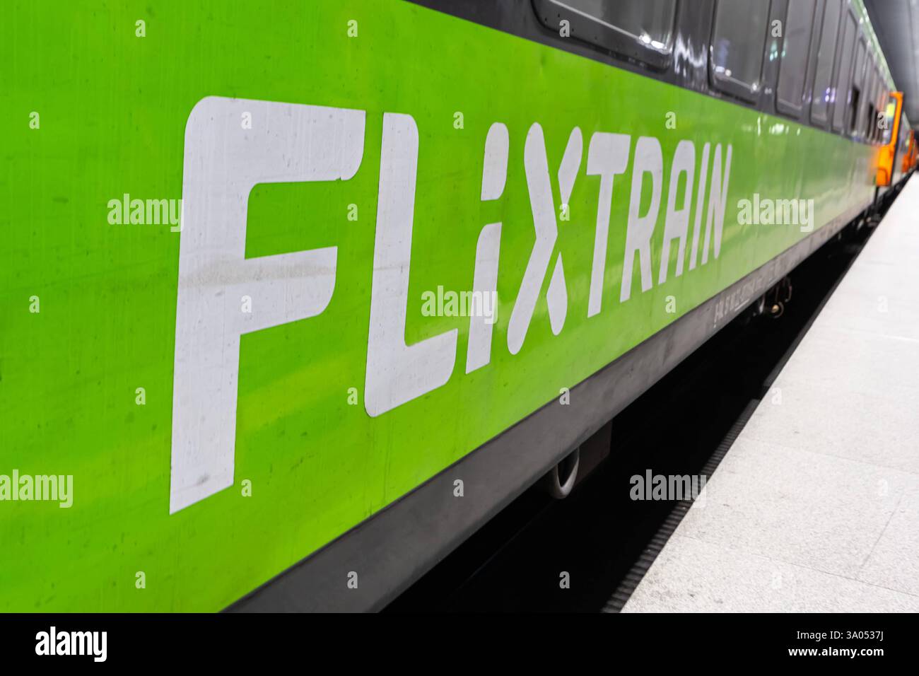 Flixtrain Fernverkehr Zug von Flix im Hauptbahnhof in Berlin ...