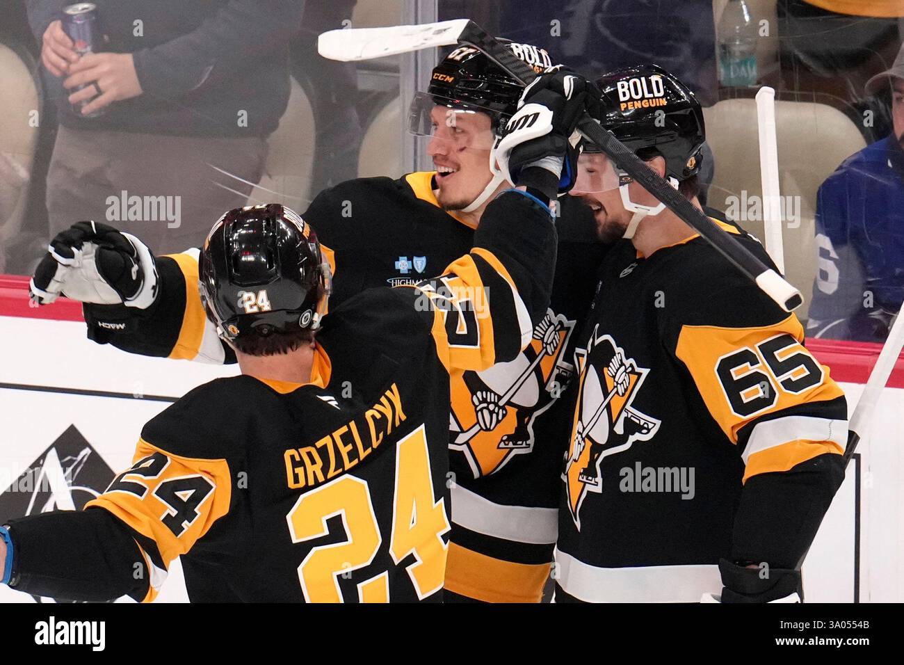 Pittsburgh Penguins' Rickard Rakell, center, celebrates after his goal ...