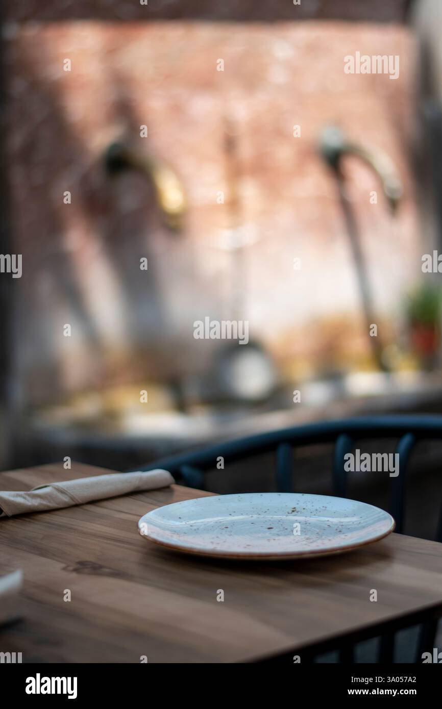 Empty Plate: Outdoor Dining Setting Stock Photo - Alamy