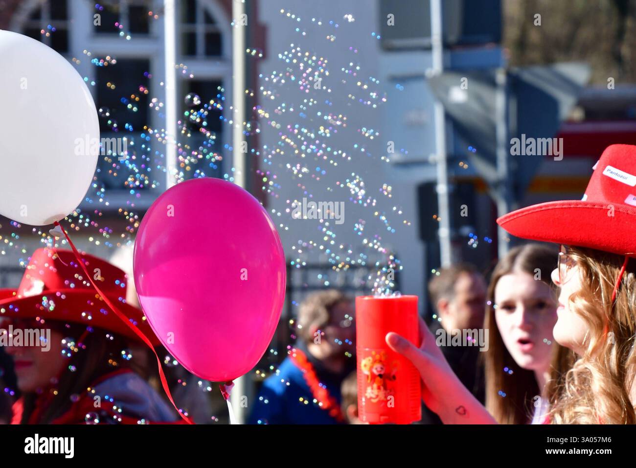 Karneval in Nidda Eine Frauengruppe verbreitet mit Seifenblasen gute ...