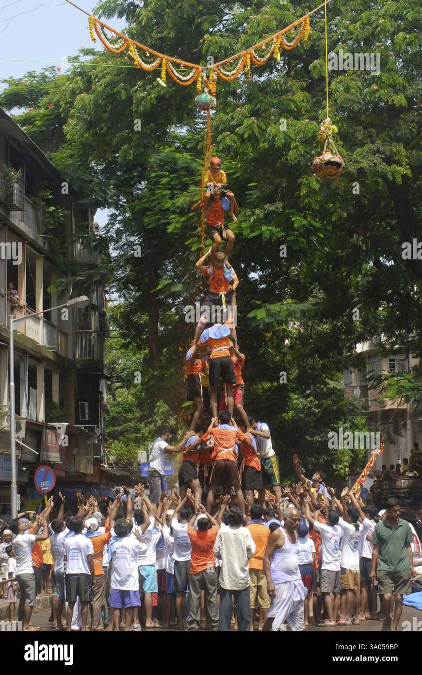Human pyramid breaking dahi handi on janmashtami festival at dadar ...