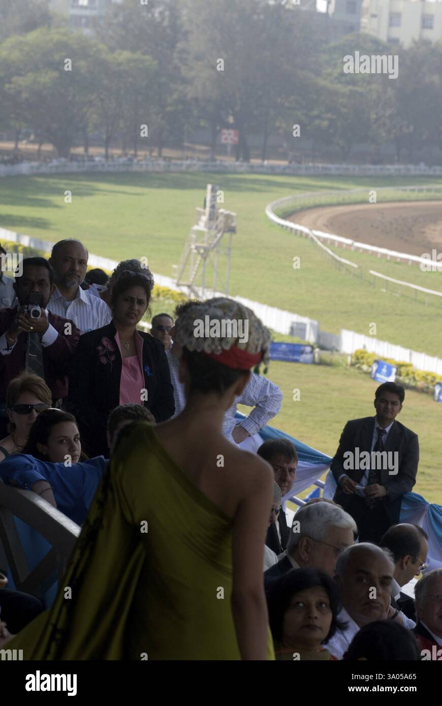 Crowd at Poonawalla Horse race in Mahalaxmi Racecourse, Bombay Mumbai ...