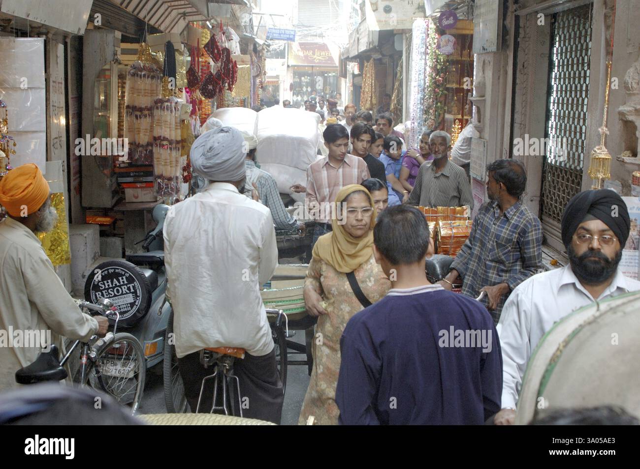 View of narrow lane of Amritsar, Punjab, India, Asia Stock Photo - Alamy