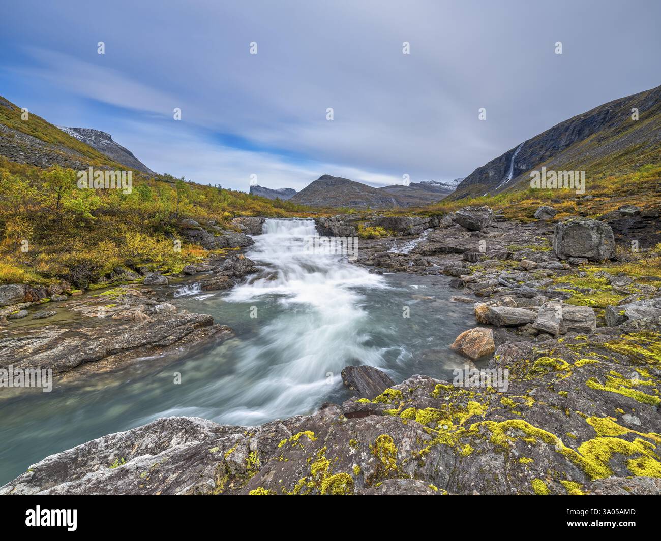 Autumn in Reinheimen National Park, mountains with river in Valldalen ...
