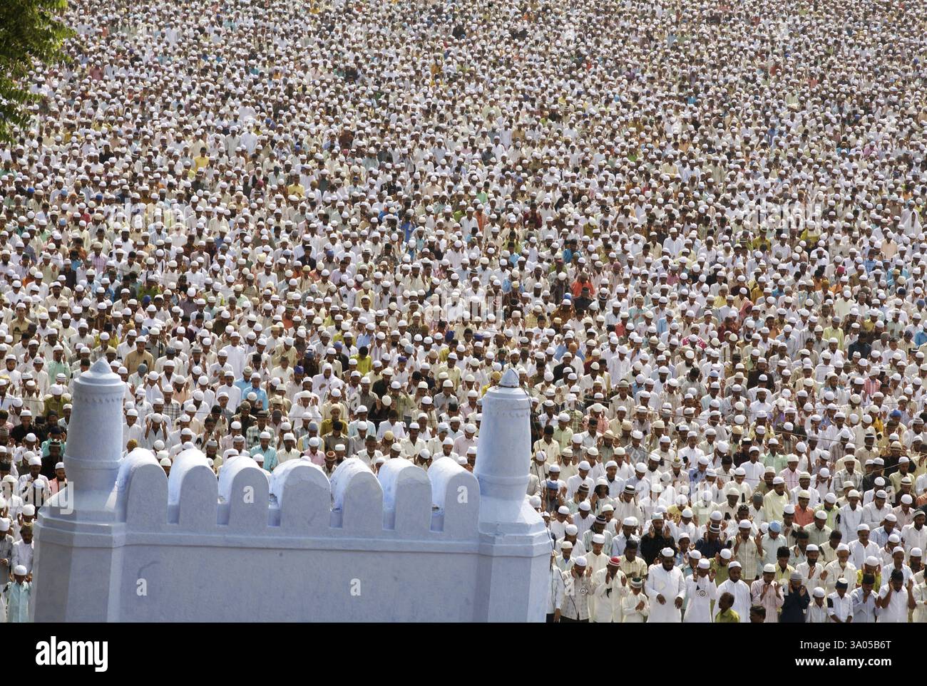 Crowd offering their Eid al Fitr or Ramzan id namaaz at Lashkar-e ...