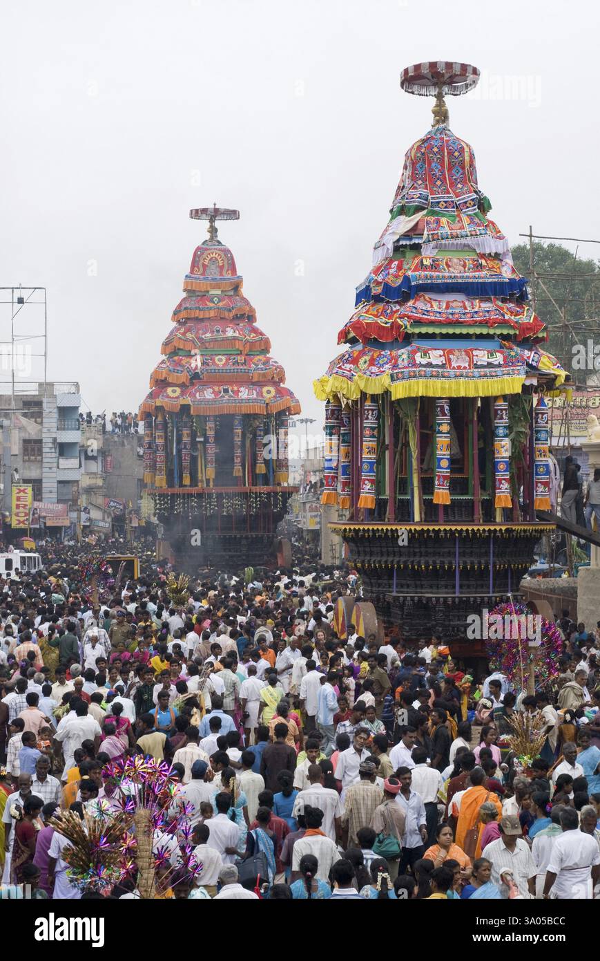 Chariot procession during Karthigai Deepam festival in Arunachaleshwara ...