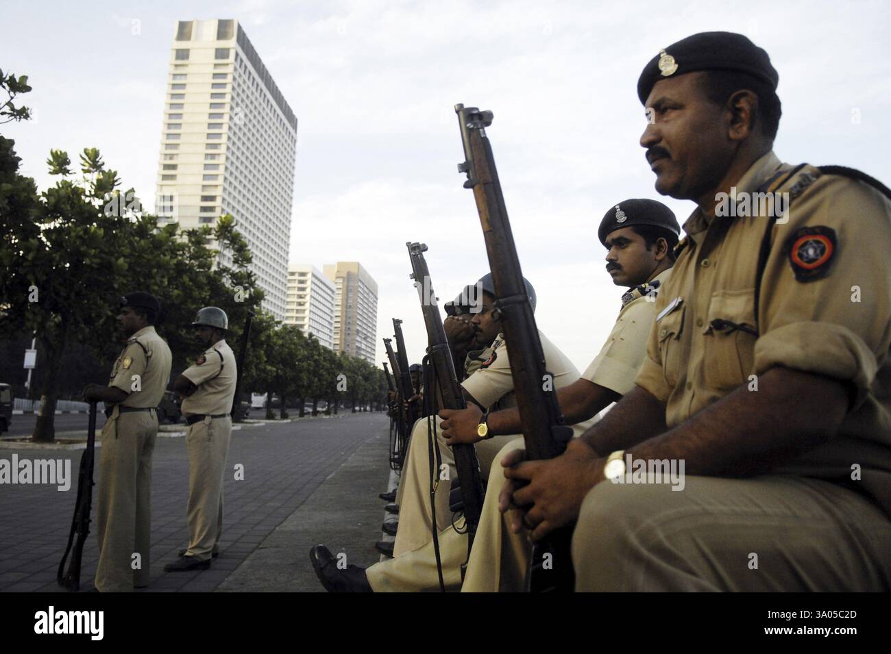 Police waiting to fight Deccan Mujahideen terrorists inside Oberoi ...