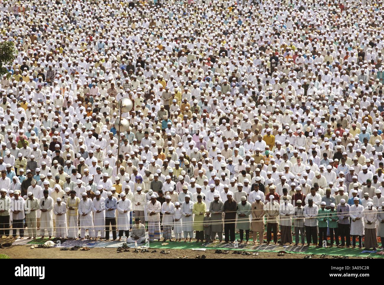 Crowd offering their Eid al Fitr or Ramzan id namaaz at Lashkar-e ...
