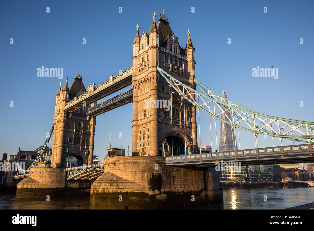 Tower bridge side view hi-res stock photography and images - Alamy