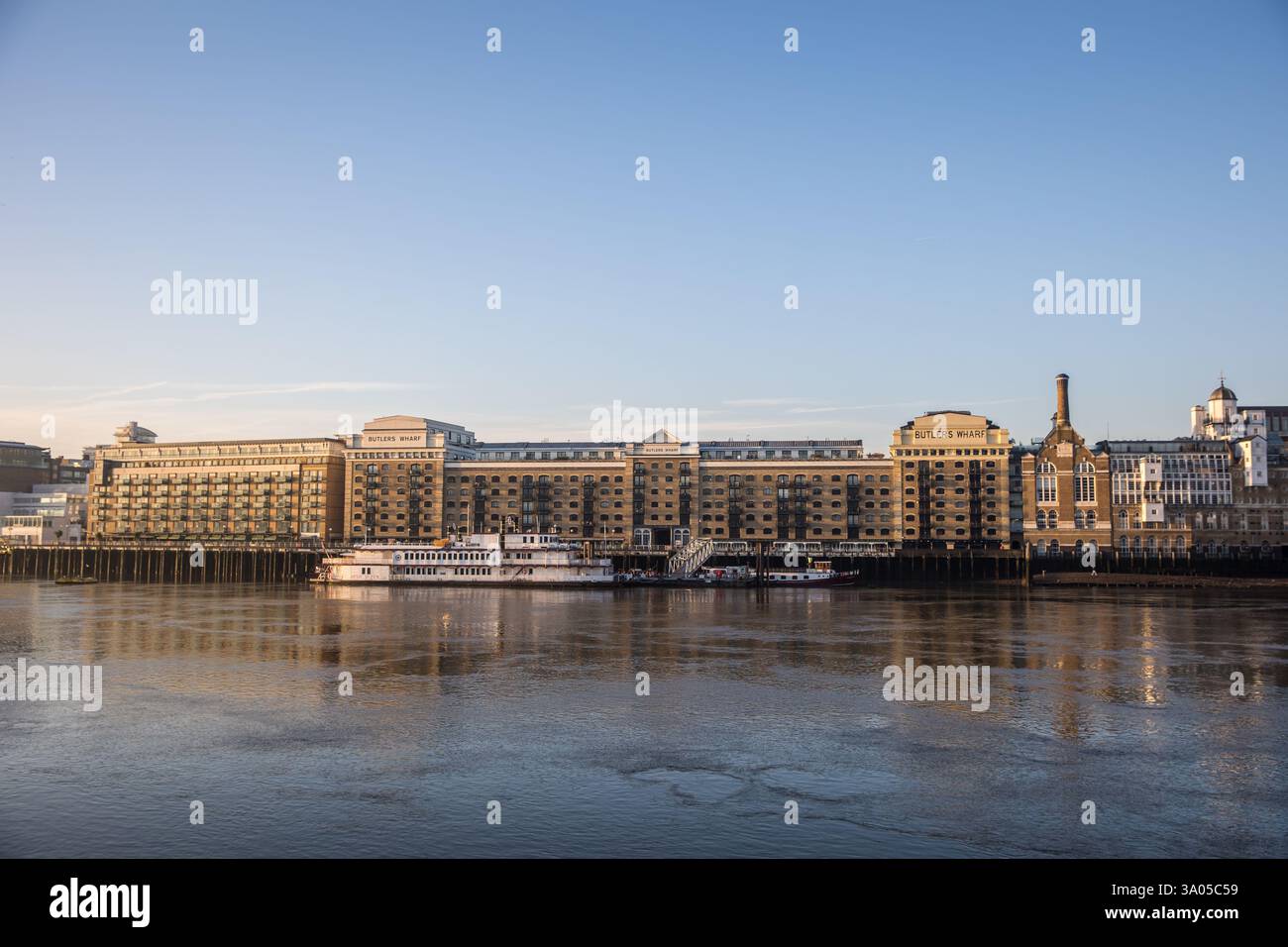 Tower bridge and butlers wharf hi-res stock photography and images - Alamy