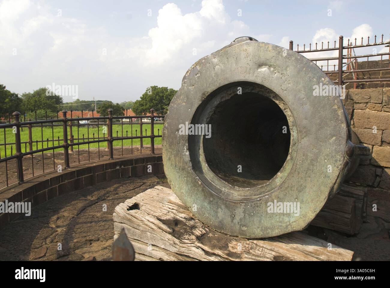 Largest medieval cannon in world, Sherza Burj Lion Gate, Bijapur ...