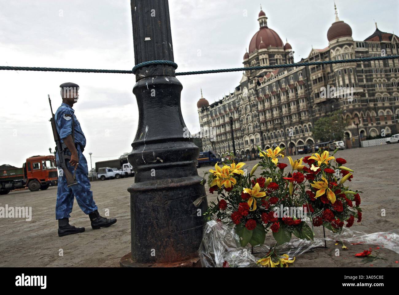 People offered flowers near Taj mahal hotel paying homage to victims ...